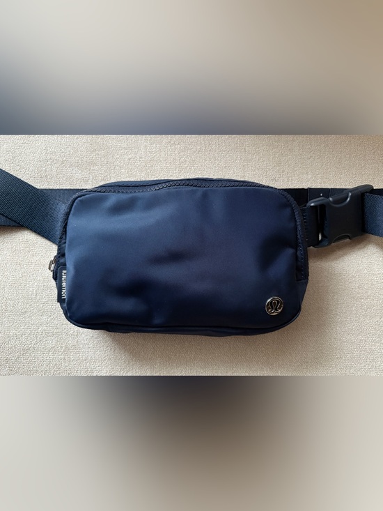 lululemon athletica | Bags | Lululemon Mini Navy Crossbodyfanny Pack ...